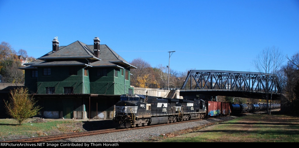NS M9G passes by the ex-CNJ / DL&W station on its westward trip